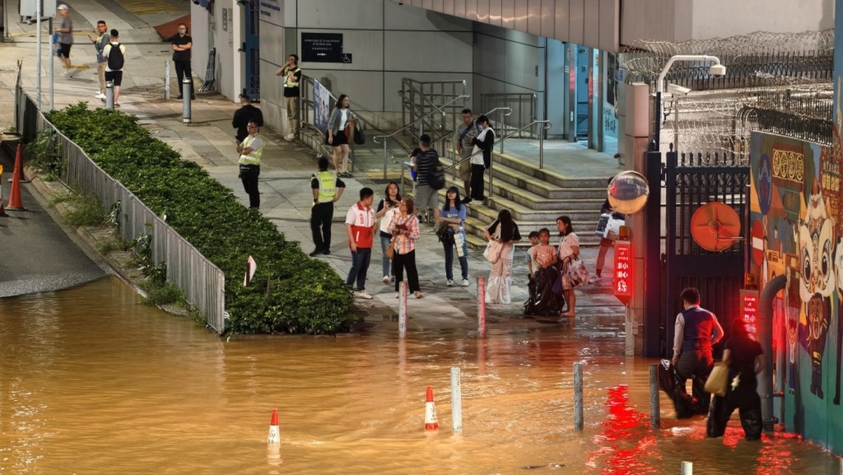Burst water pipe turns Tsing Yi road into yellow river, several estates ...