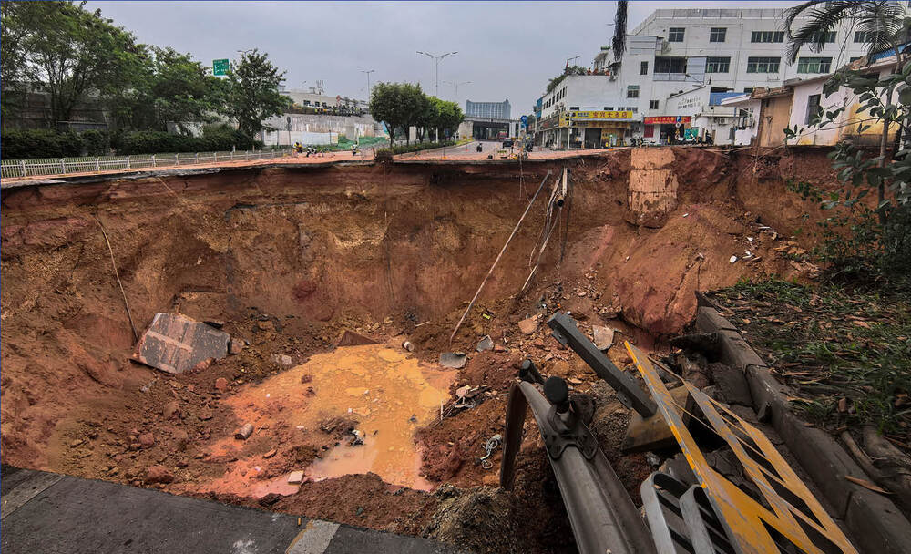 13 missing after Shenzhen railway construction cave-in