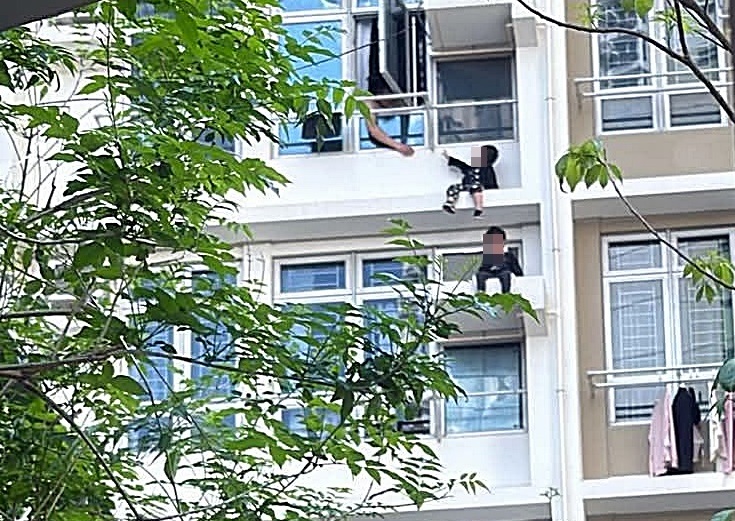 Close call: Toddlers climb out of window in Fanling estate