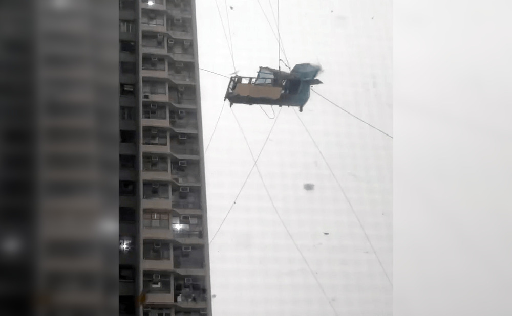 (Video) Worker hangs on for dear life as gondola swings amid strong wind
