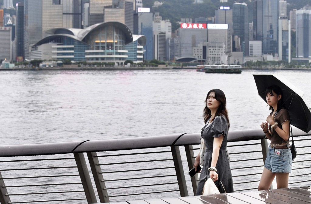 HKO hoists T3 signal as Wipha nears; bridge closure announced