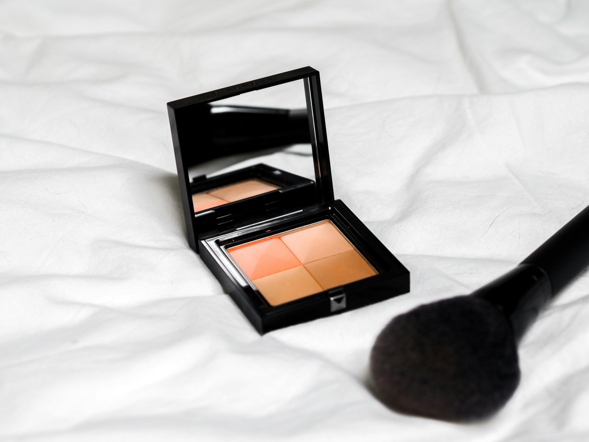 Japanese magazine LDK tests 12 face powders - 4 achieve top scores