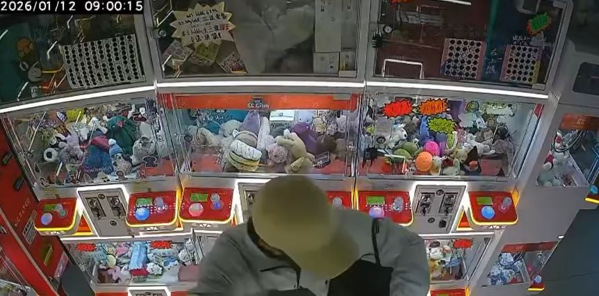 (Video) Thief uses metal ruler to steal Jellycat dolls from Mong Kok ...