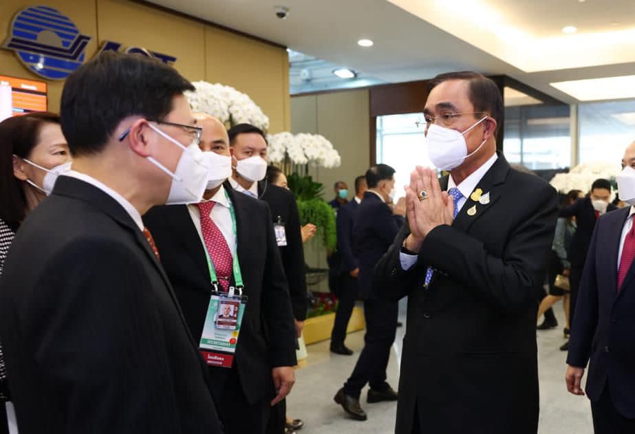 Lee meets Xi at airport, expects longer talk on APEC sidelines