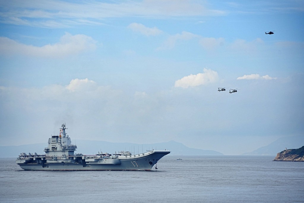 (Pictures) Chinese aircraft carrier Shandong arrives in Hong Kong