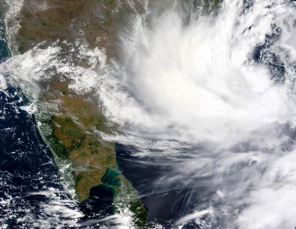India moves tens of thousands from cyclone path