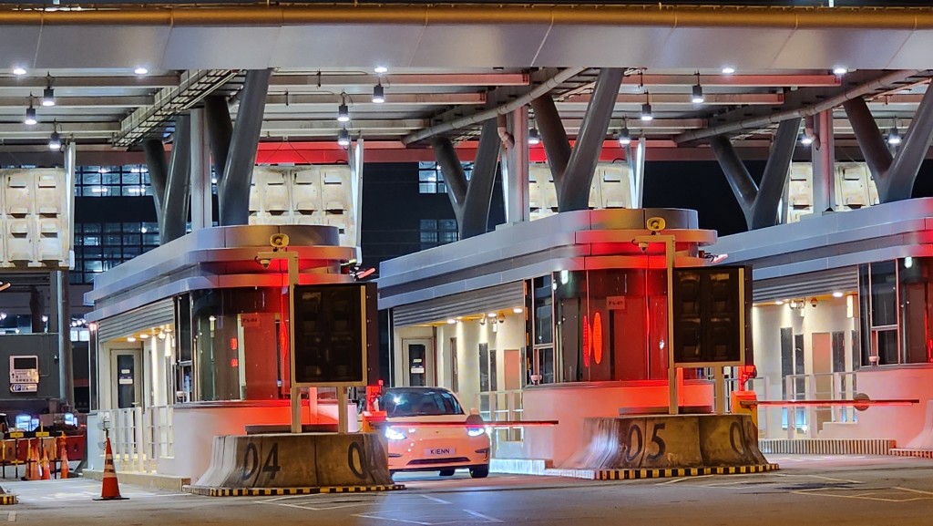 First batch of Guangdong cars enter HK under new driving scheme