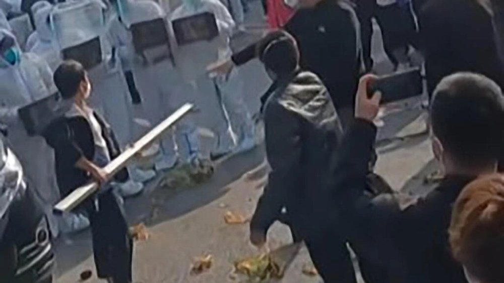 China iPhone factory workers take the money and leave after protests