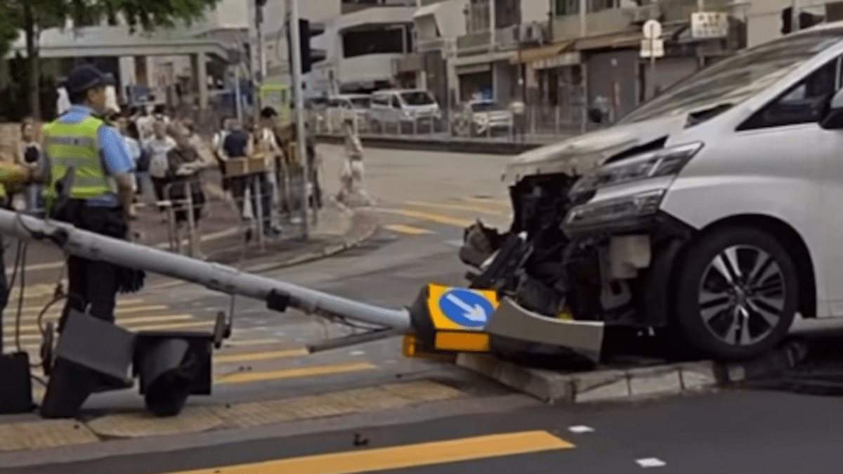 Seven-seater crashes into safety island in Shek Kip Mei, driver trapped