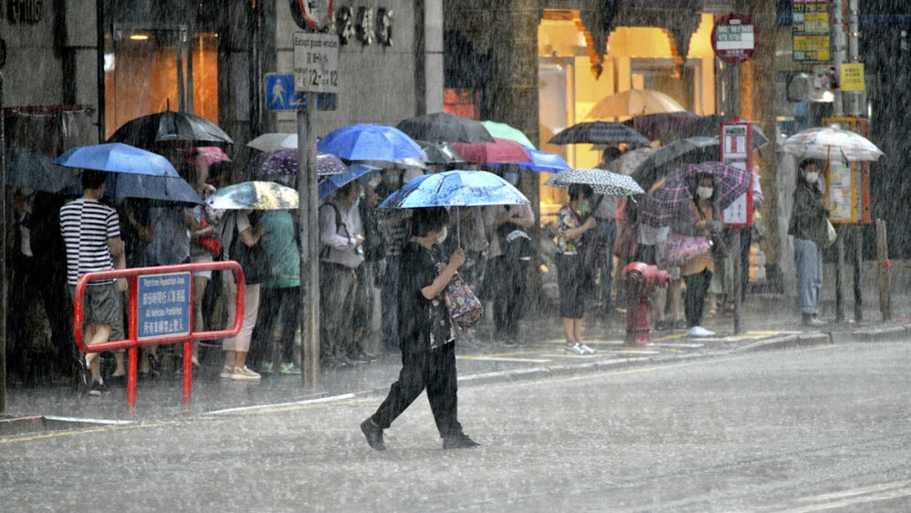 Amber rainstorm warning signal issued on Sat afternoon