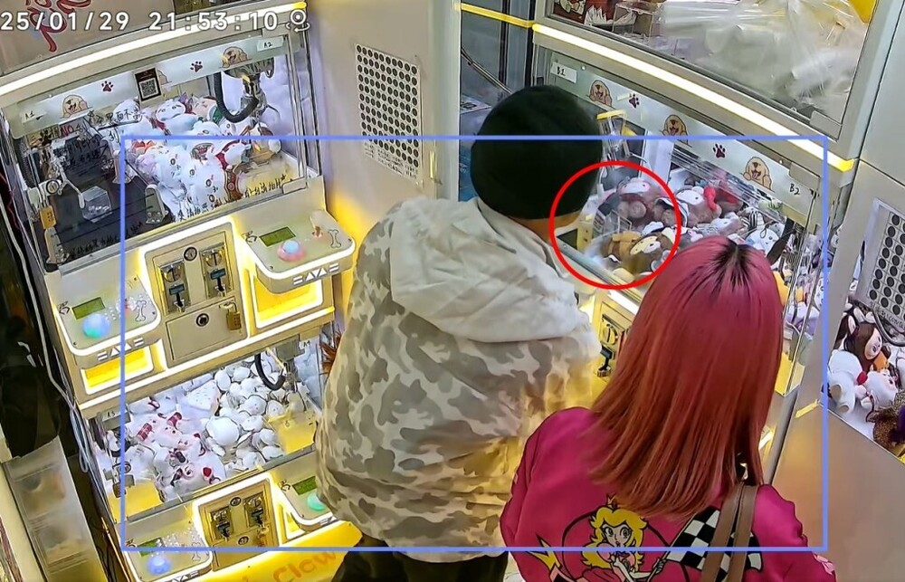 (Video) Burglars make off with Labubu toys from Tsuen Wan claw machines