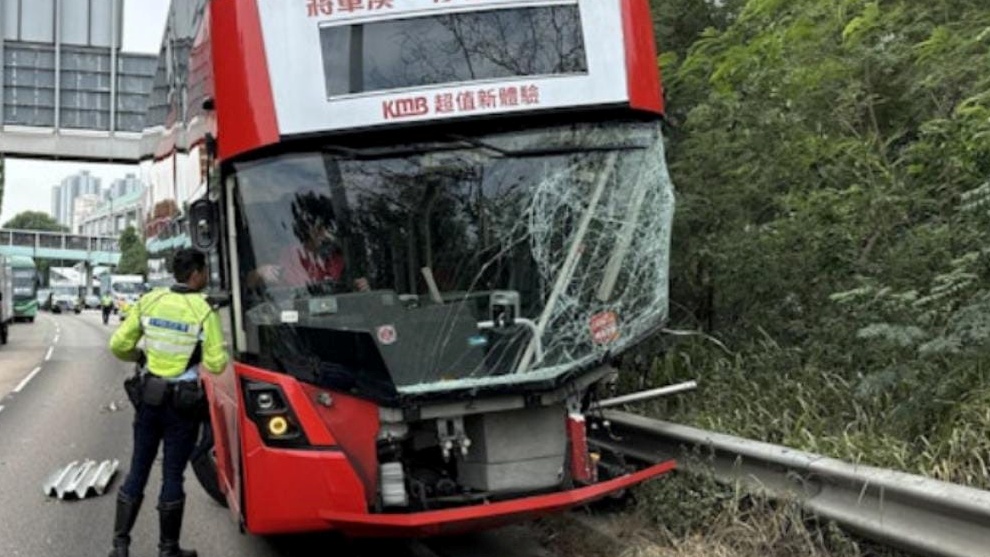 KMB bus loses control and rams into Yuen Long Highway railing