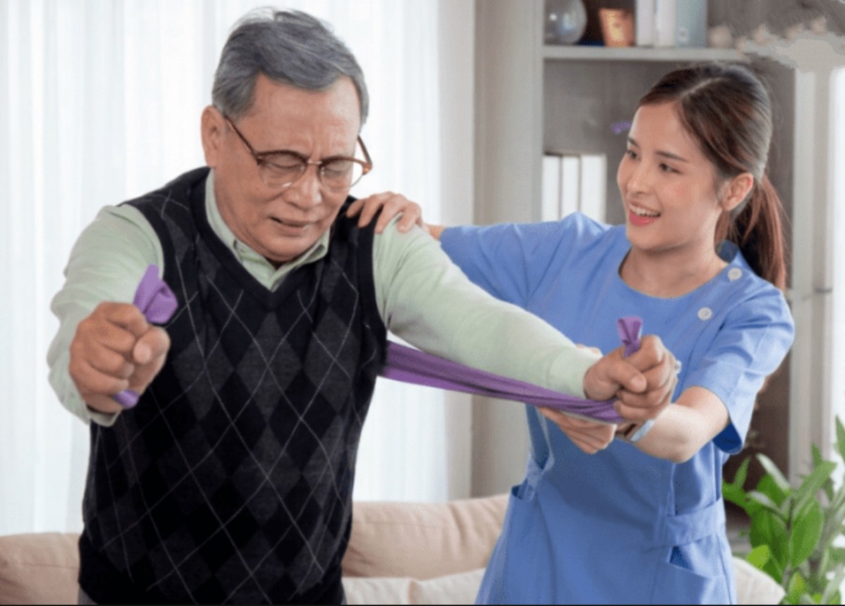 2 strength training exercises for seniors to train muscles