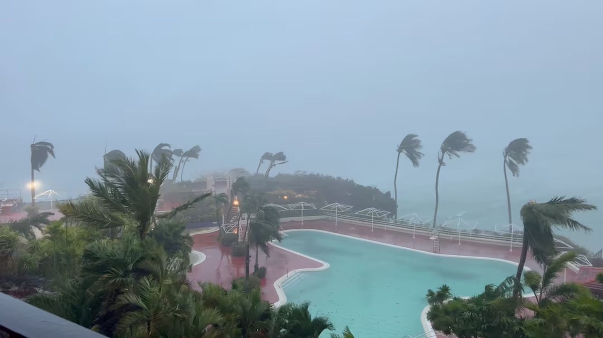Typhoon Jangmi barrels towards Okinawa with 170km/h gusts, 10-metre waves