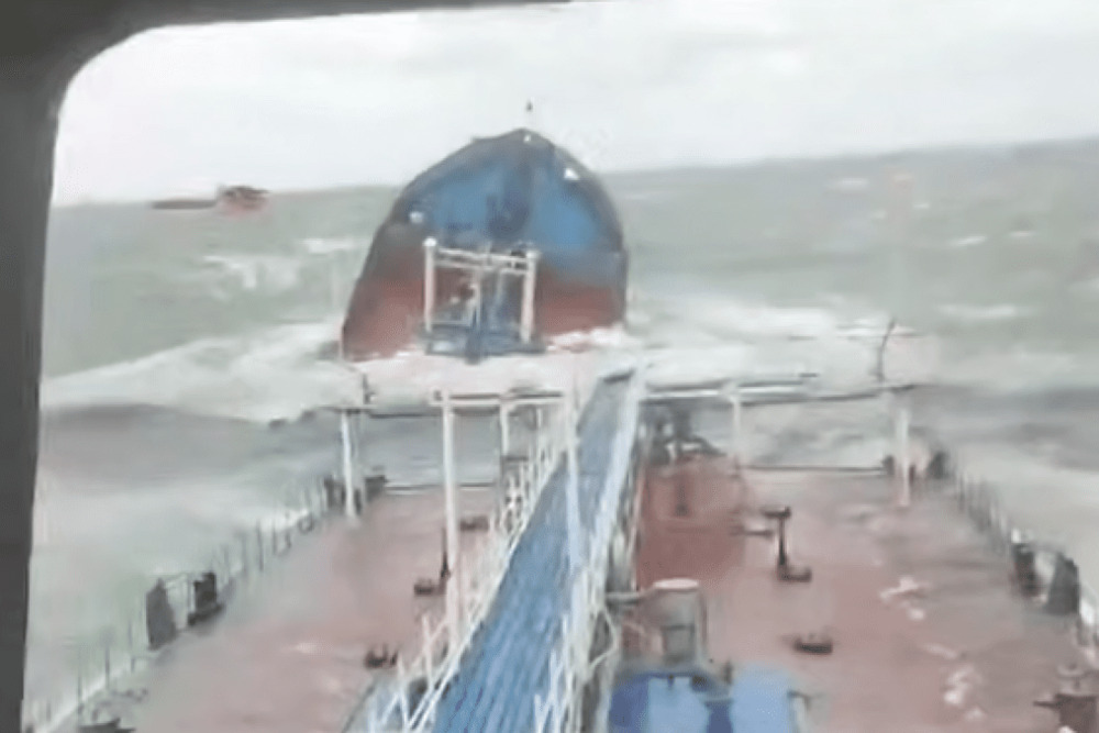 Russian tanker damaged by storms in Kerch Strait, crews stranded