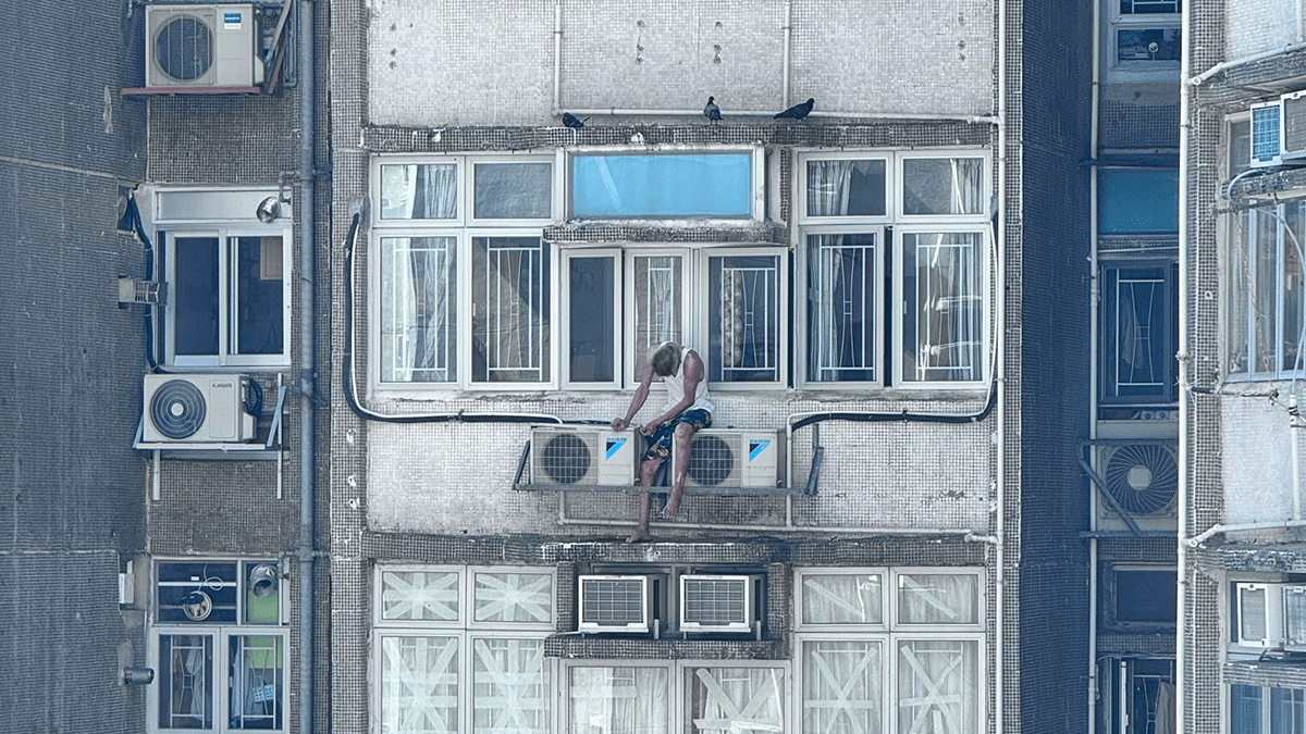 Elderly man in Chai Wan sparks concern by repairing air conditioner ...