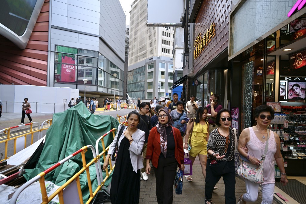 Times Square a 'ghost town' amidst bustling Golden Week crowds in ...