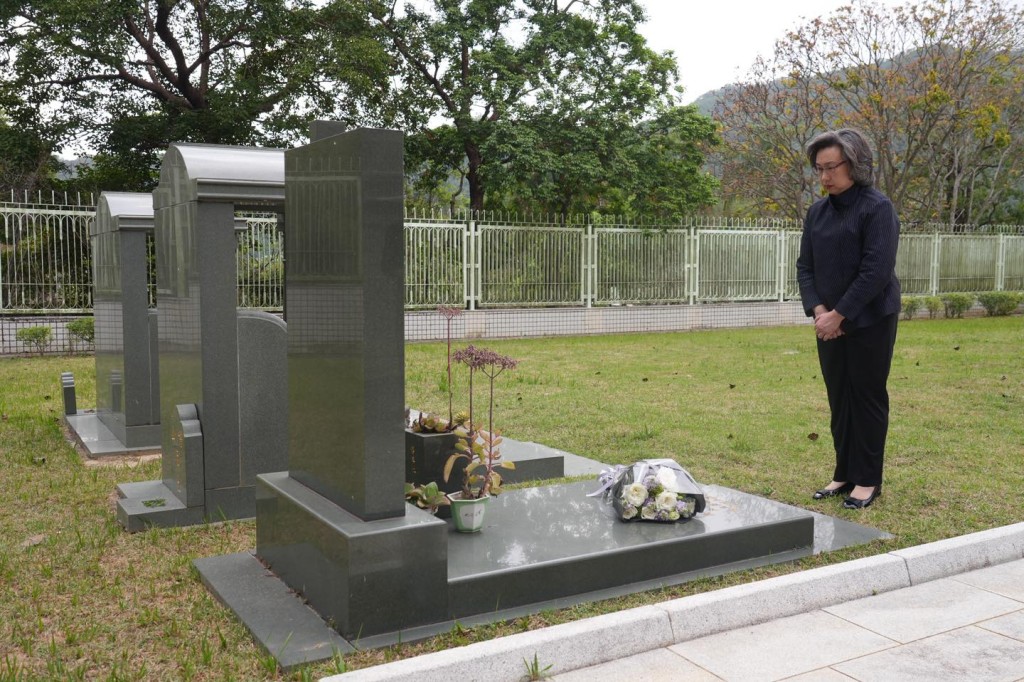 Civil service chief honours HK’s fallen heroes on Ching Ming Festival
