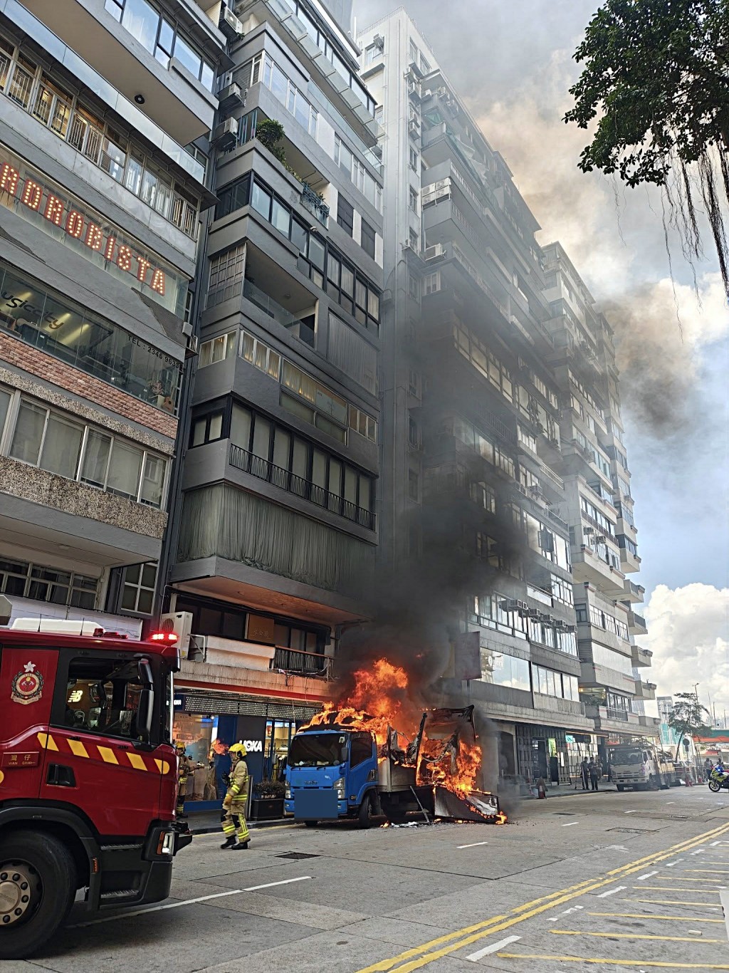 (Video) Flames erupt from cargo truck, closes busy Causeway Bay street