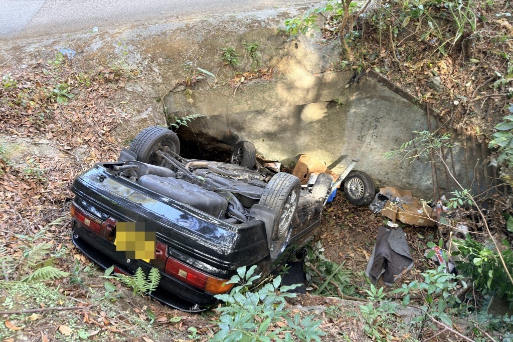 Vintage Toyota overturns into water channel in Route Twisk crash