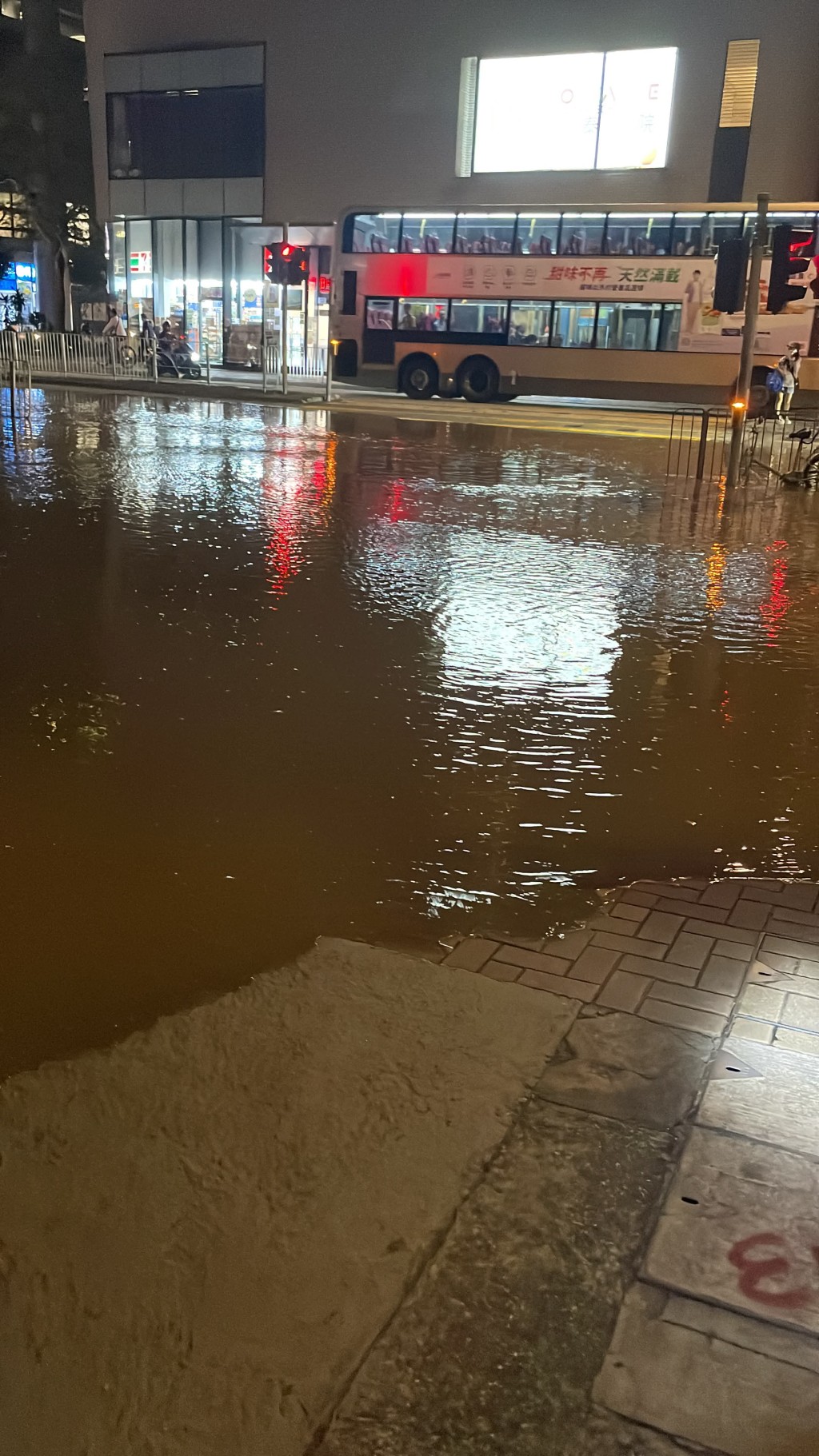 Burst salt water pipe on Tsuen Wan's Yeung Uk Road forces multiple bus ...