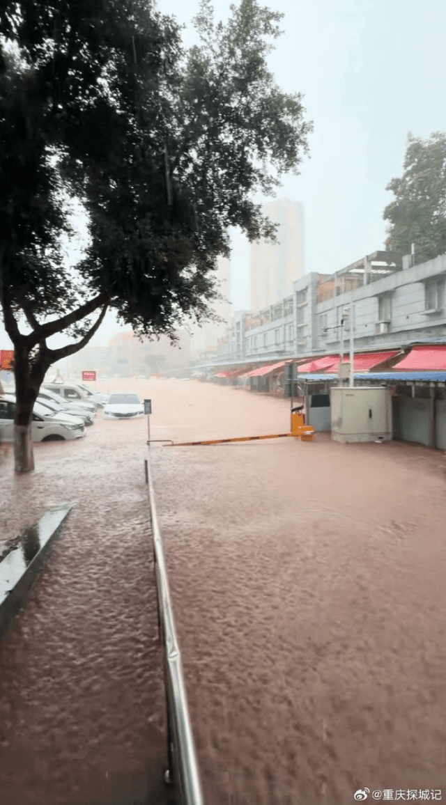 Heavy rain floods southwest China, red alert issued for mountain torrents