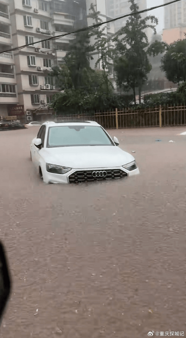 Heavy rain floods southwest China, red alert issued for mountain torrents