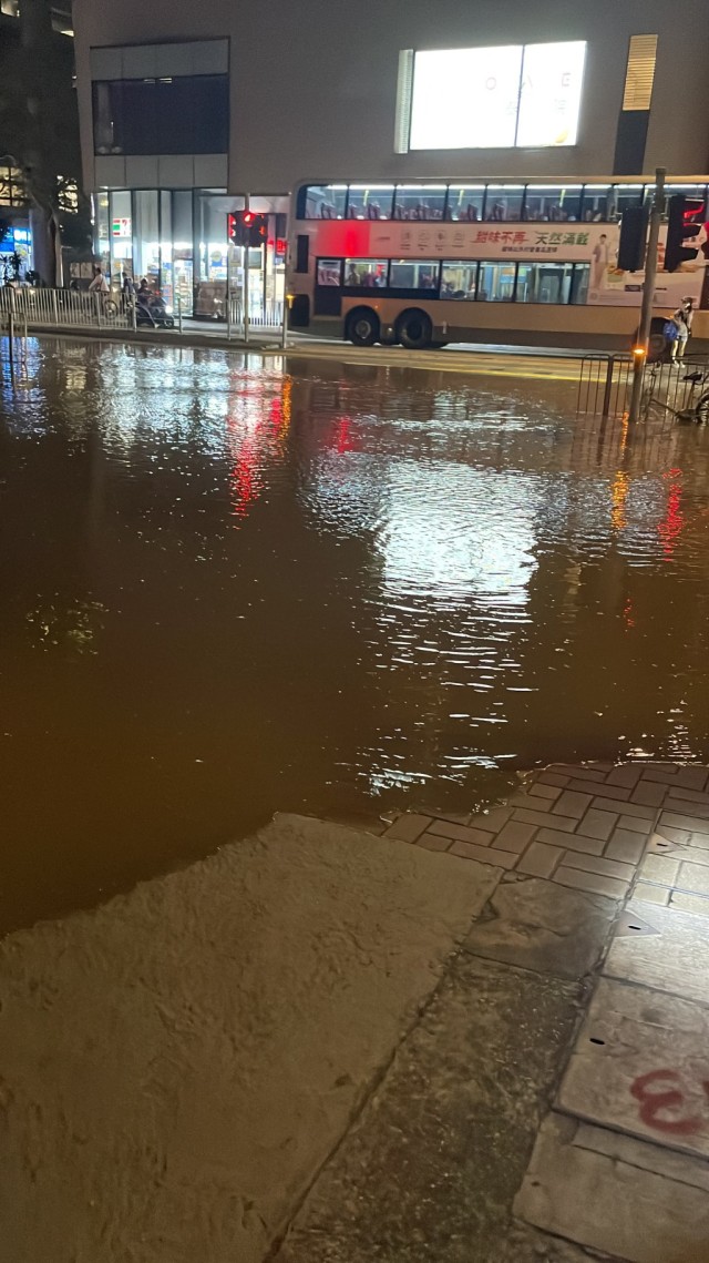 Burst salt water pipe on Tsuen Wan's Yeung Uk Road forces multiple bus ...