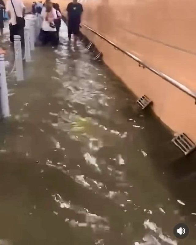 (Video) Heung Yuen Wai pedestrian tunnel flooded knee-deep as black ...