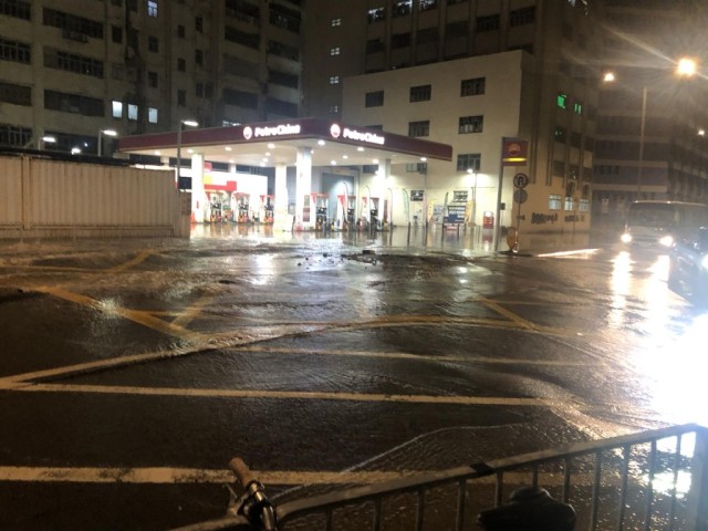 Burst salt water pipe on Tsuen Wan's Yeung Uk Road forces multiple bus ...